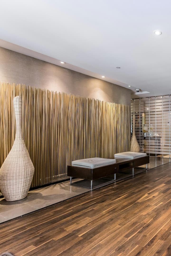 Ocean View + Club Lounge Access + 2 Balconies - Honolulu, HI