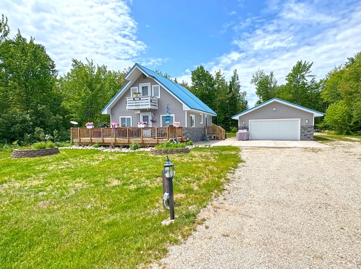 Bay View Chalet On Whitefish Bay, (3 Bed / 2 Bath) - Tahquamenon Falls State Park, Paradise