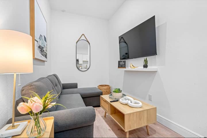 Private Attached 1 Bedroom Luxury Suite - Tampa, FL