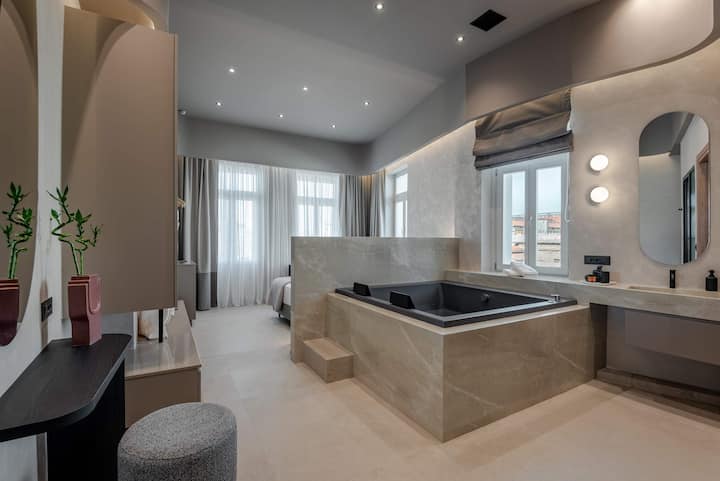 Amara Luxury Suite With Hot Tub & City Balcony - Chania