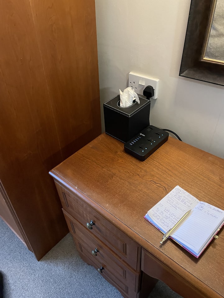 Cosy Double En-suite - Warminster