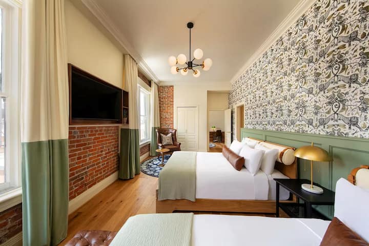 2 Queens L Retreat Suite L Mining Exchange - Colorado Springs, CO
