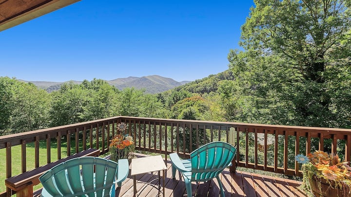 Mountain Peeks Cabin | Views & Game Room - Maggie Valley, NC