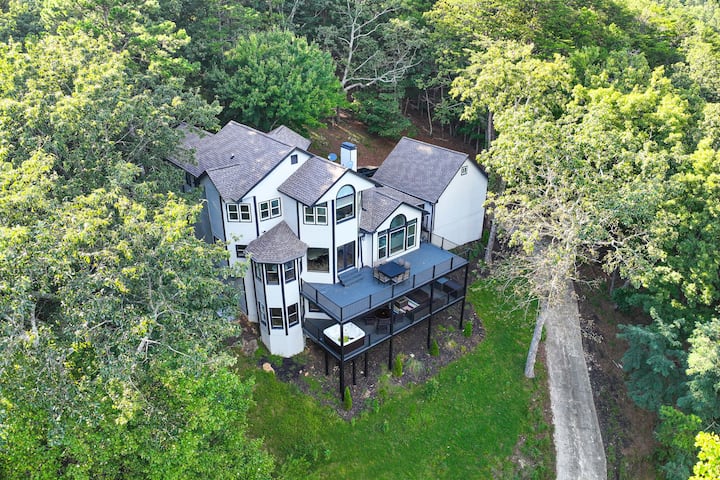 Hot Tub, Decks & 2 Kitchens: Mtn-view Jasper Gem! - Jasper, GA
