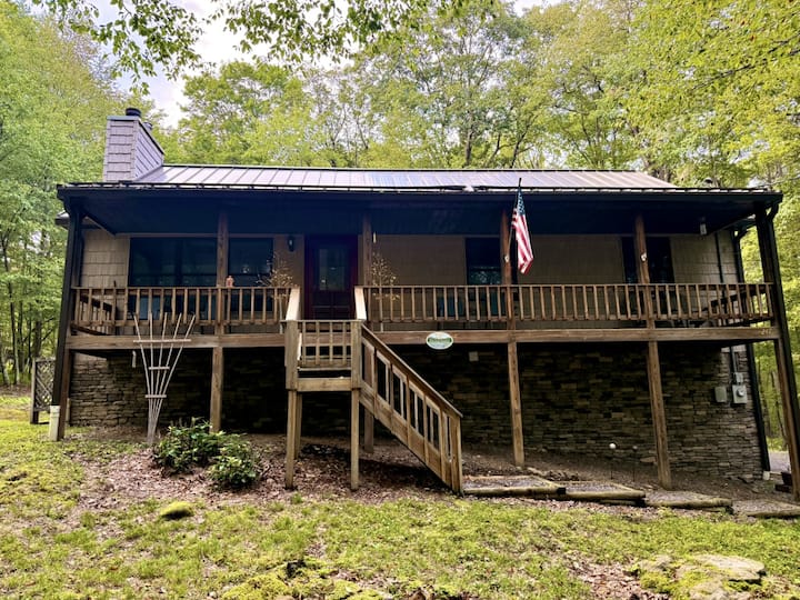 On The Rocks 4br W/loft Cabin Tucked In The Woods - Oakland, MD