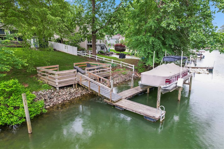 Lakefront Bungalow + Private Dock & Pontoon Rental - Davidson, NC