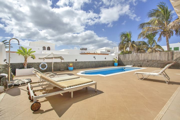 Queen Papagayo Vetusta - Playa Blanca