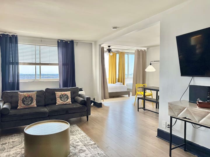 Stunning 22nd-floor Condo With City Views - Atlanta, GA
