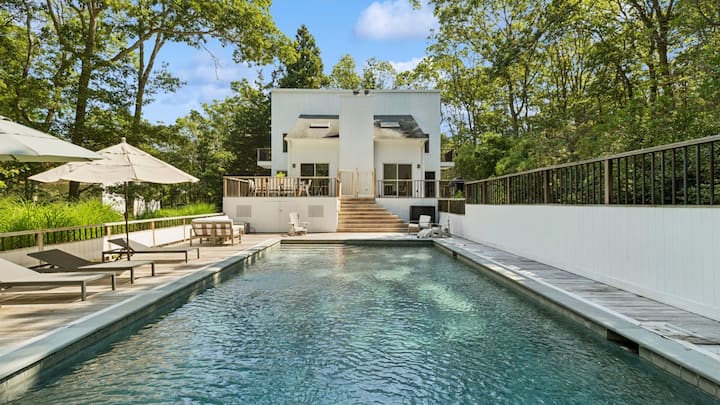 Wainscott Retreat: Pool, Privacy & Coastal Living - Sag Harbor, NY