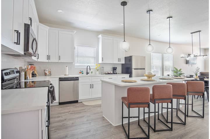 Modern Downtown Escape Near The Pearl & Alamodome - San Antonio, TX