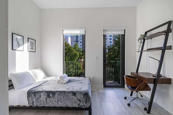 Olive Private Room W/ Bath, Deck+garden Access - Miami, FL