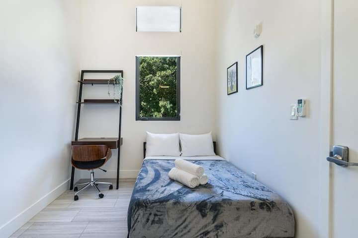 Olive | Room For 2 + Roof Deck Near Downtown - Miami, FL