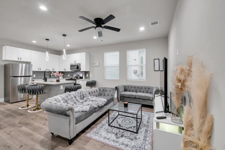 Spacious 3br Home W/ Yard, Smart Tv & Parking - Humble, TX