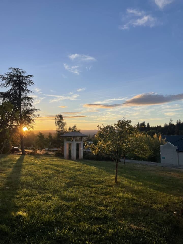 Outdoor Grill, Spacious Yard & Board Games - Forest Grove, OR