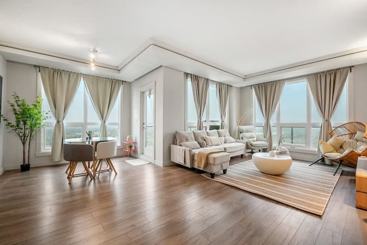 21st-floor Penthouse • City & Mountain Views - Calgary