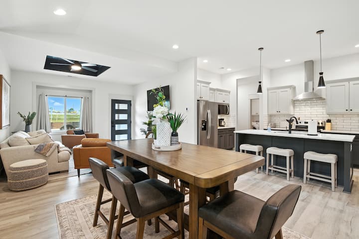 New! Brand New Cool Comfy Lawrence Retreat - Lawrence, KS