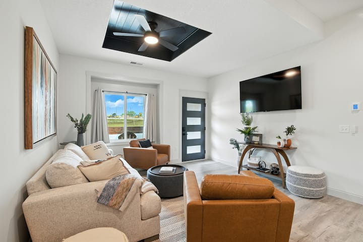 New! Brand New Cool Comfy Lawrence Retreat - Lawrence, KS