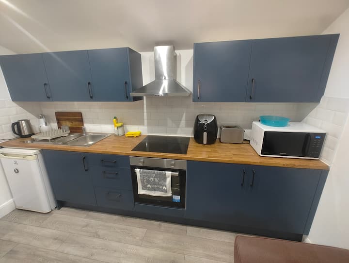 Southall - Sleeps 3 & Great Transport Links - Hayes
