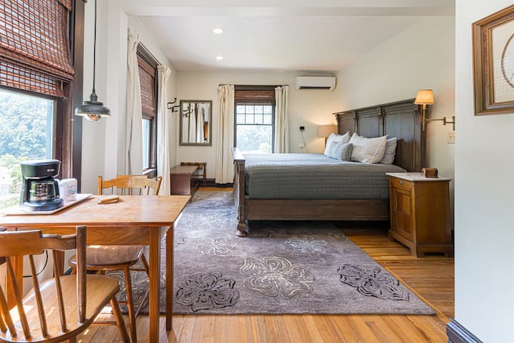 Marshall Inn Corner View Guestroom, Walk Downtown - Hot Springs, NC