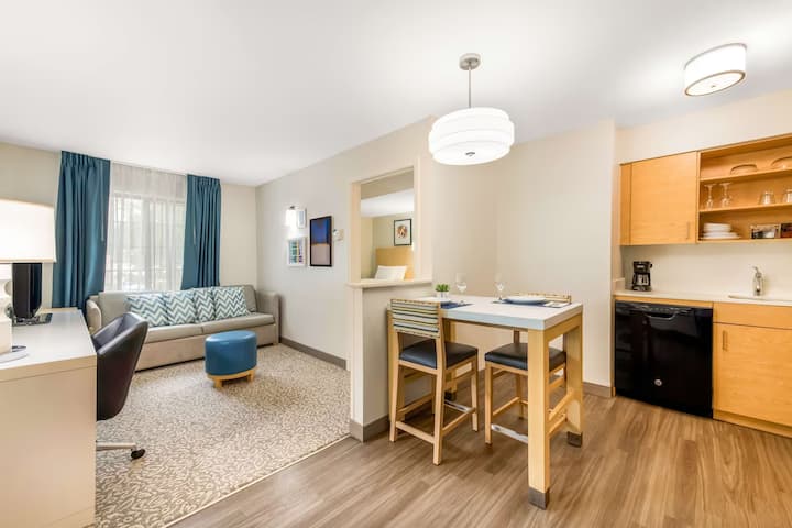 Relax In 4 Family Suites Near Carowinds Park - Charlotte, NC