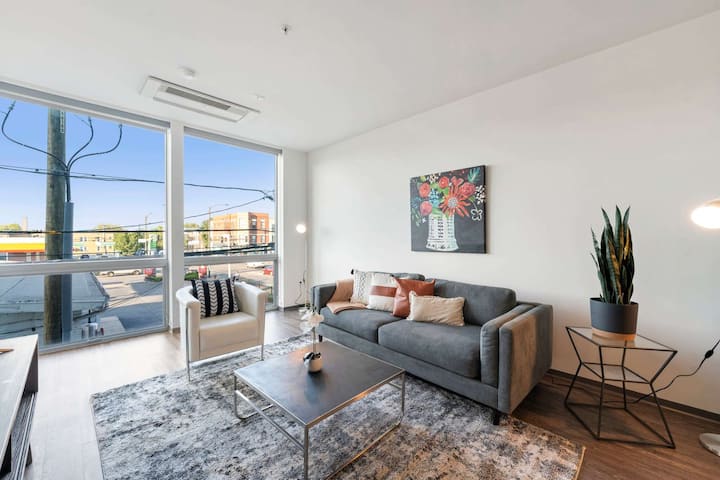 New, Modern 1 King City Escape - Chicago