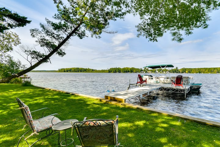 Lakefront Retreat W/ Pedal Boat & Dock In Kalkaska - Kalkaska, MI