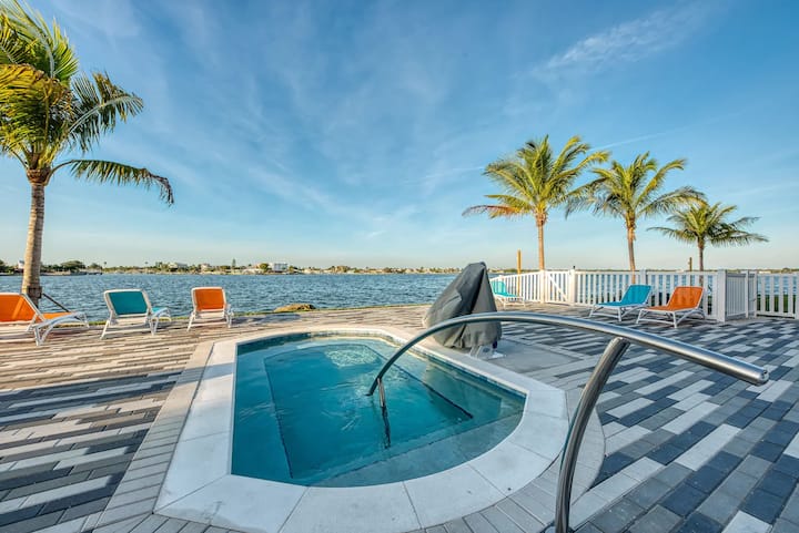 Breathtaking Views! 2 Relaxing Units W/ Pool! - St. Petersburg, FL