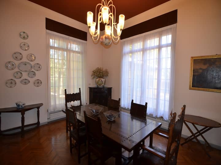 Amis à Fourrure Avec Une Maison Familiale - Faenza