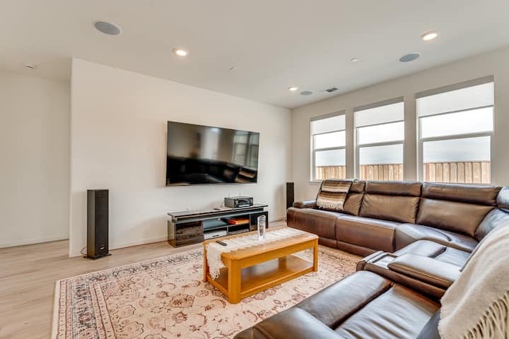 Newly Built Home W/ Patio: 4 Mi To Dtwn Hollister - Hollister, CA