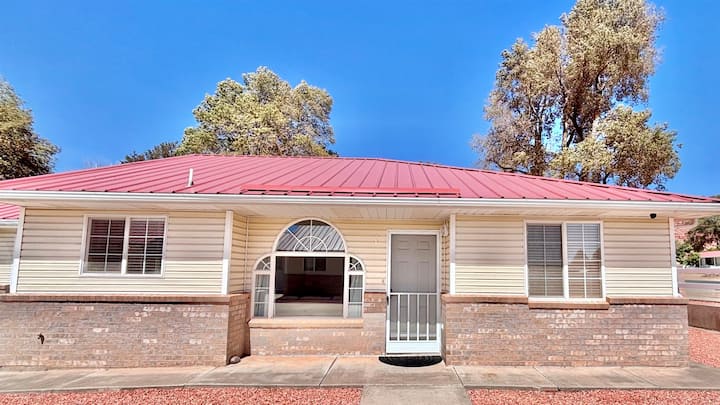 Red Glow Plateau I In Town I Clean & Comfortable - Kanab, UT