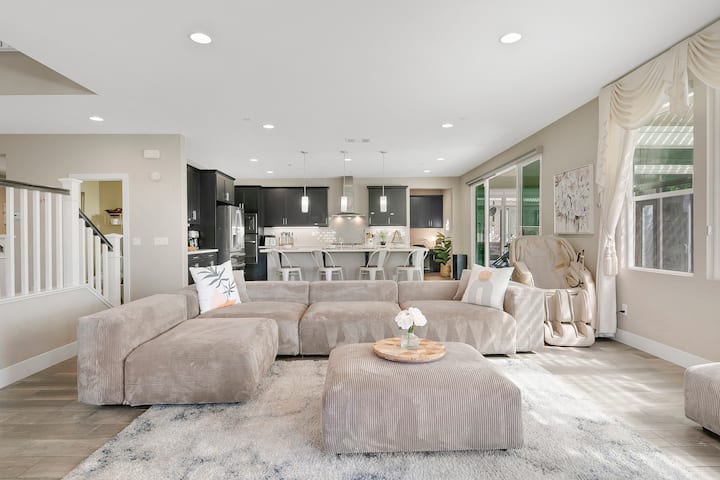 An18 Spacious Anaheim Home With Theater - Anaheim, CA