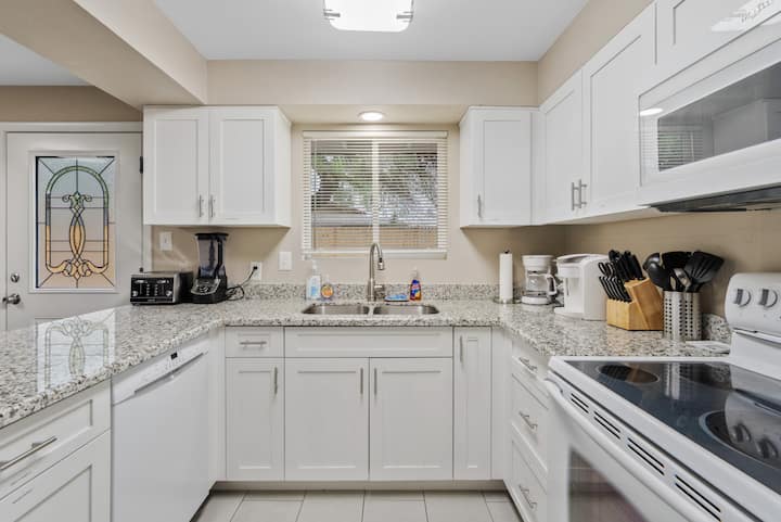 Spacious 2br Condo By Downtown Mesa Free Parking - Mesa, AZ