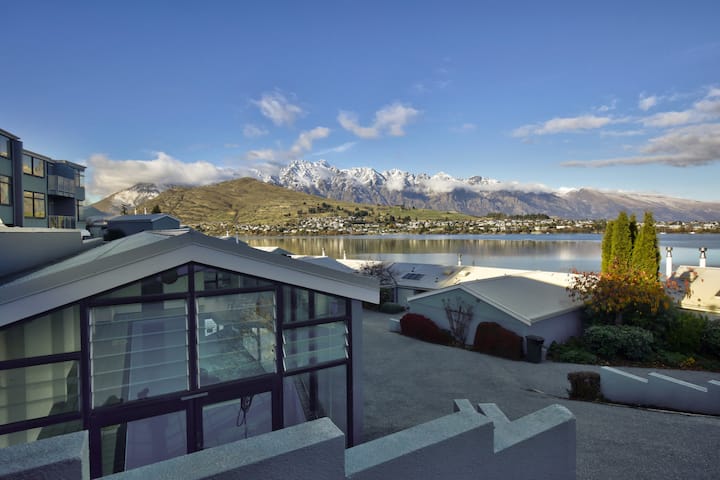 Central 2 Bed Apt - Views, Pool, Walk To Town - Queenstown, New Zealand