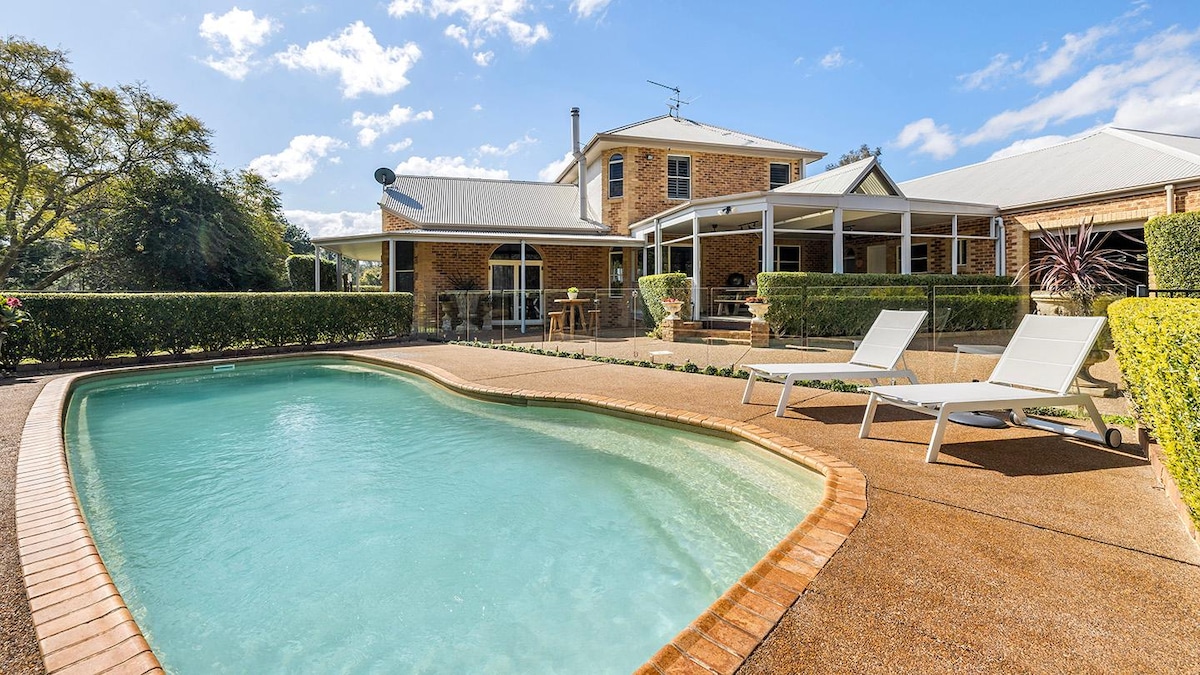 The Entertainer's Estate with Pool - Houses for Rent in Bobs Farm, New ...