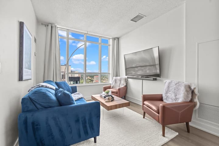 2br Penthouse: Views Of Toronto, Pool And Sauna - Newmarket