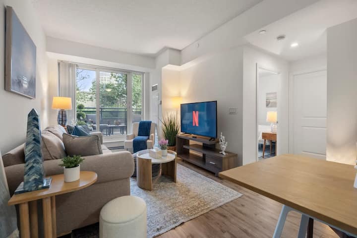 Pet Friendly Condo, Private Terrace, Pool & Gym - Newmarket