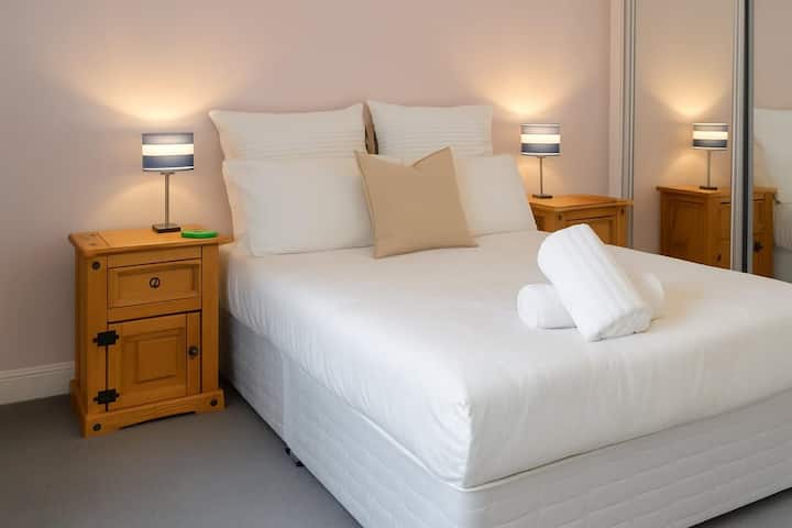 Reading Retreat – 1 Bed With Private Parking - Wokingham