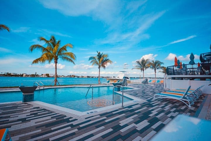 Lovely Island Stay! 3 Suites W/ Pool, & Parking! - St. Petersburg, FL