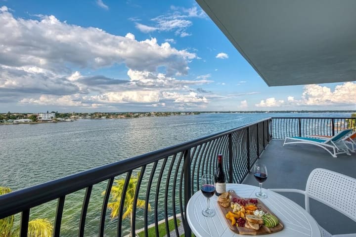 Island Family Stay! 2 Suites W/ Kitchen & Pool! - 트래저 아일랜드
