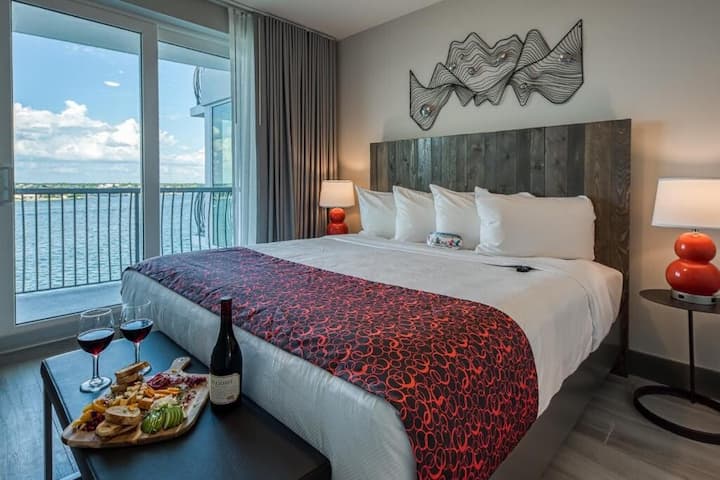Cozy Waterfront Retreat! 3 Suites W/ Free Parking! - St. Petersburg, FL
