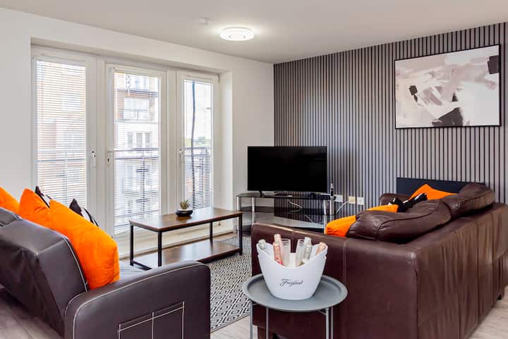 Upgraded 4 Beds Level Access +Lifts 2 Bath Parking - Basingstoke
