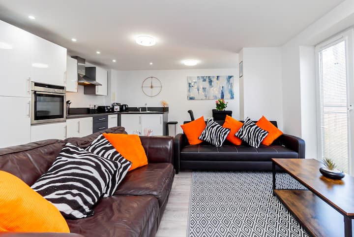 Upgraded 4 Beds Level Access +Lifts 2 Bath Parking - Basingstoke