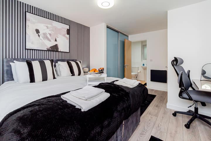 Upgraded 4 Beds Level Access +Lifts 2 Bath Parking - Basingstoke