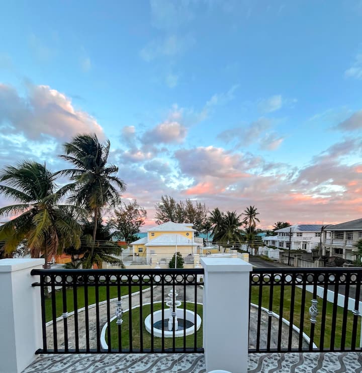 Villa By The Beach - Sleeps 8 - Nassau