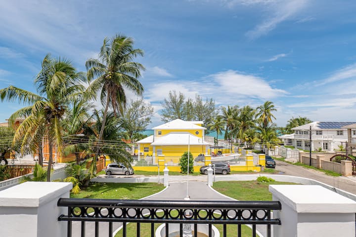 Villa By The Beach - Sleeps 8 - Nasáu