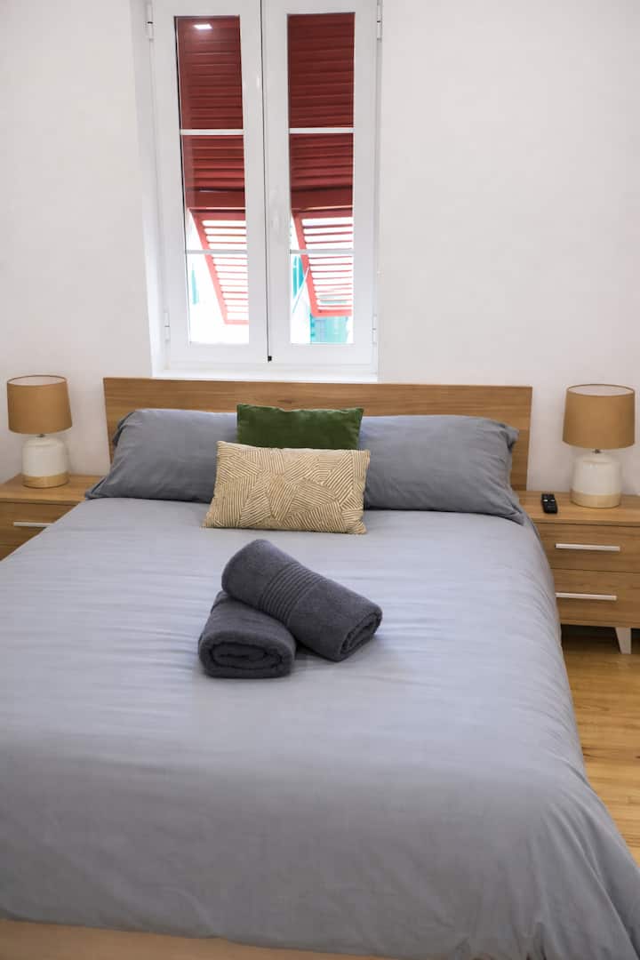 Modern 2-bedroom Apartment On Main Street - 直布羅陀