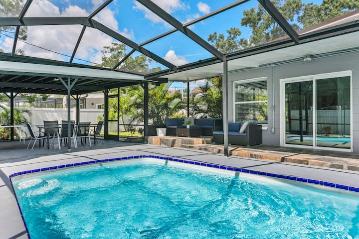 Elegant 4br Retreat - Heated Pool, Mins To Stadium - Tampa, FL