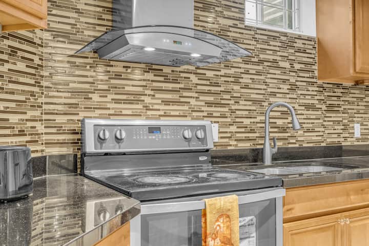 Spacious Corner Apartment Retreat W/ Backyard - Brampton