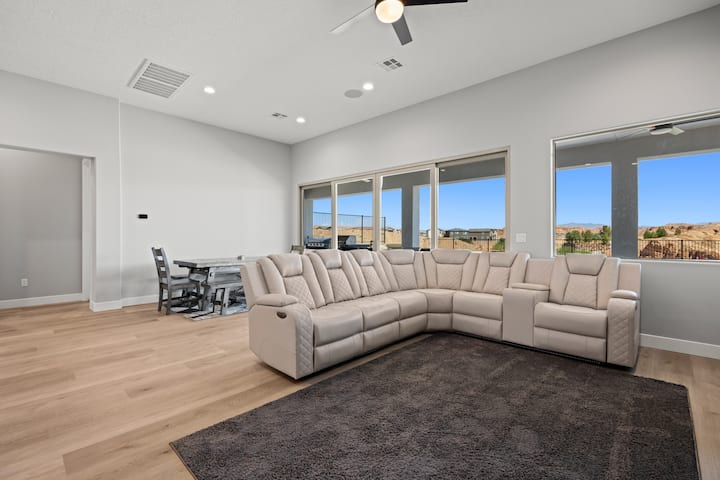 Four Paws & Fairways | 4br Golf Overlook - Mesquite, NV