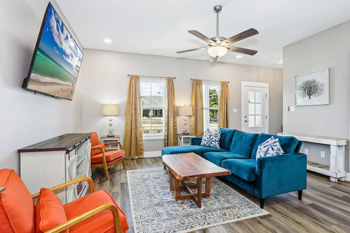 Pet Friendly East Hill New Home By Graffiti Bridge - Pensacola, FL